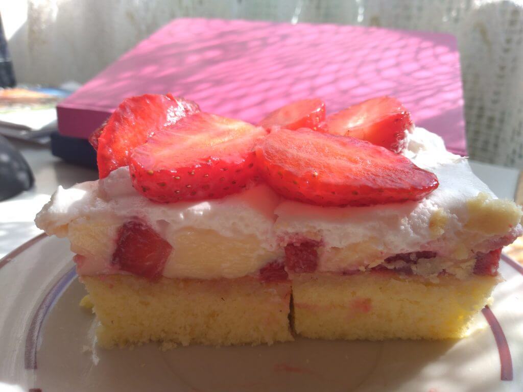 [BAKINA KUHINJA] Brzi sezonski kolač s jagodama koji ćete odmah jesti