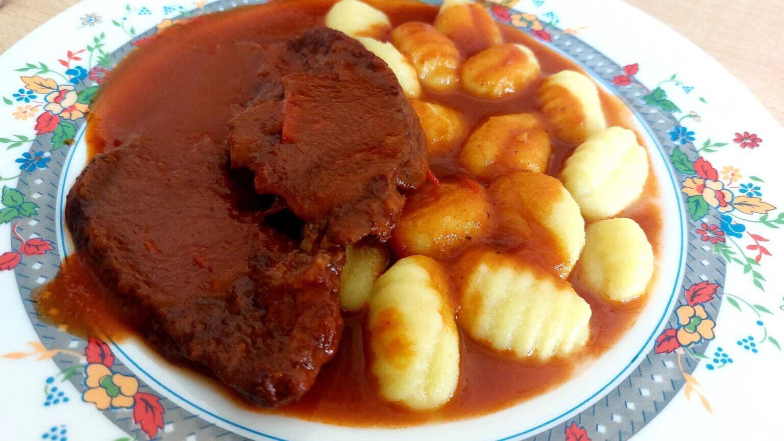 Bakina kuhinja: Pašticada s njokima je pravo dalmatinsko jelo koje će ...